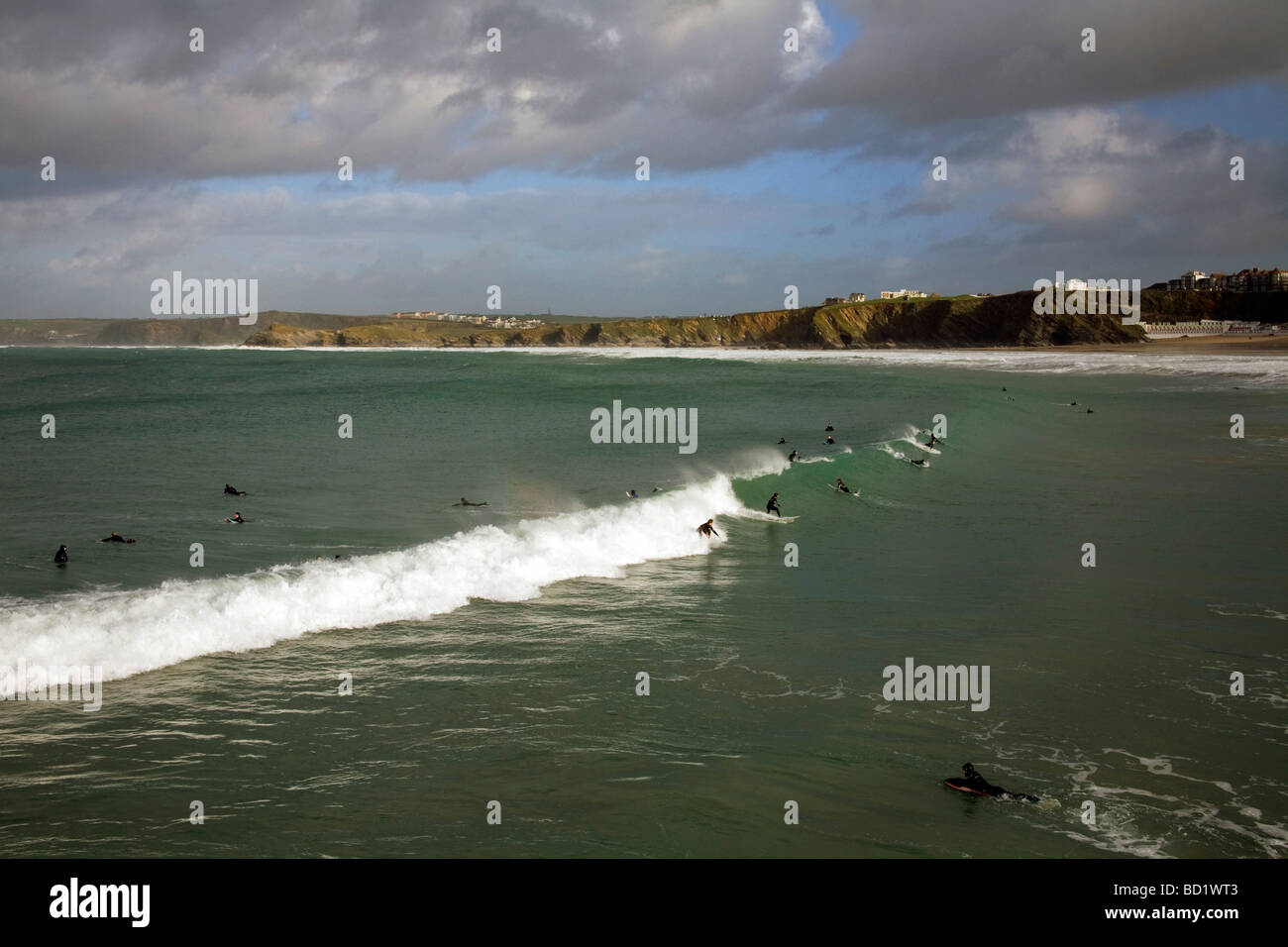 surfers at newquay cornwall Stock Photo - Alamy