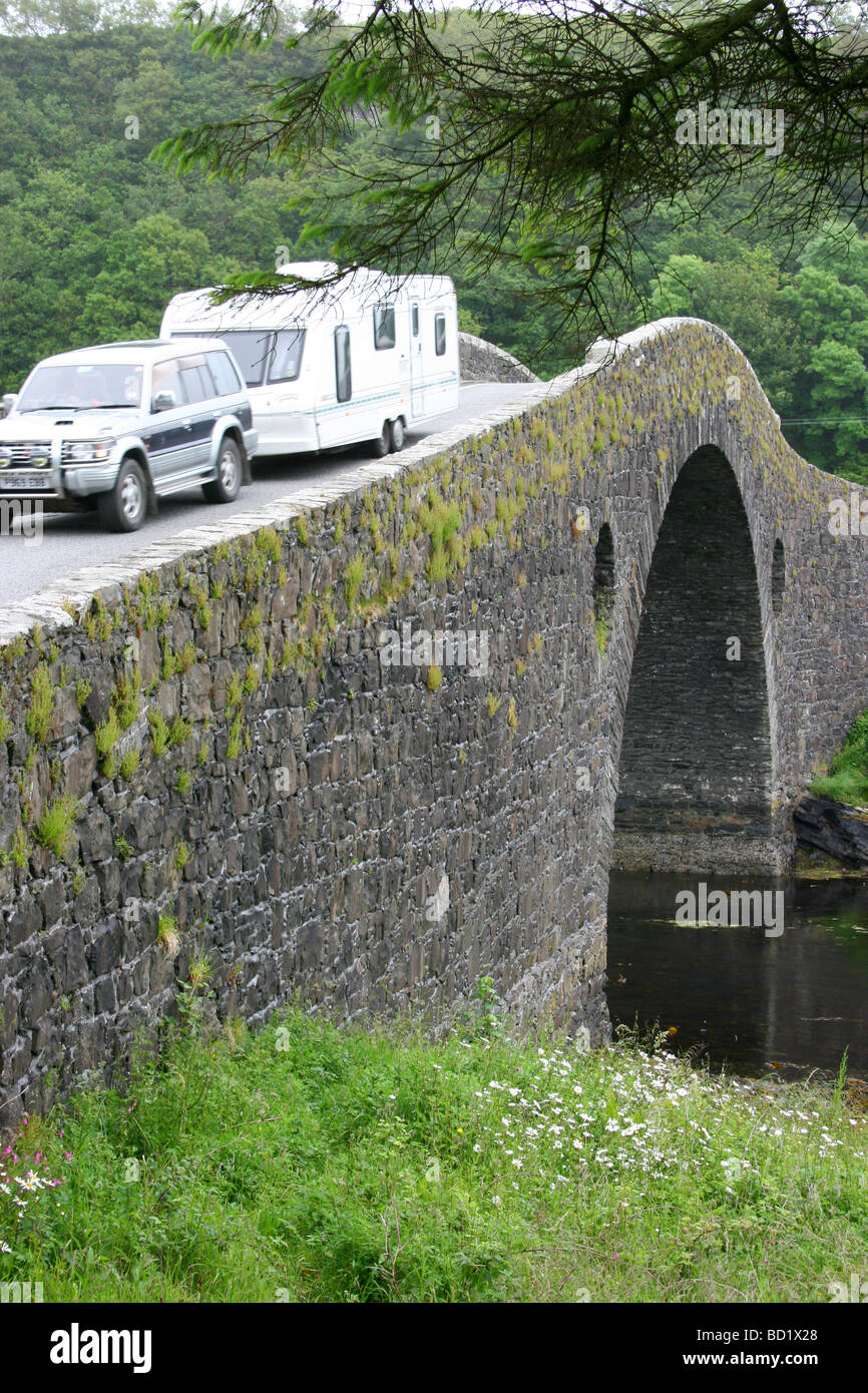 The Clachan Bridge links the island of Seil with mainland Scotland ...