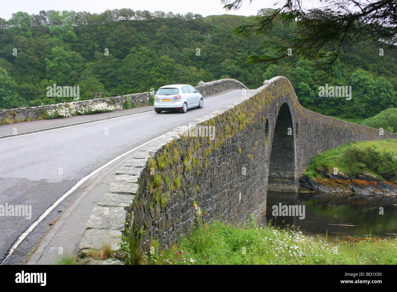 The Clachan Bridge links the island of Seil with mainland Scotland ...