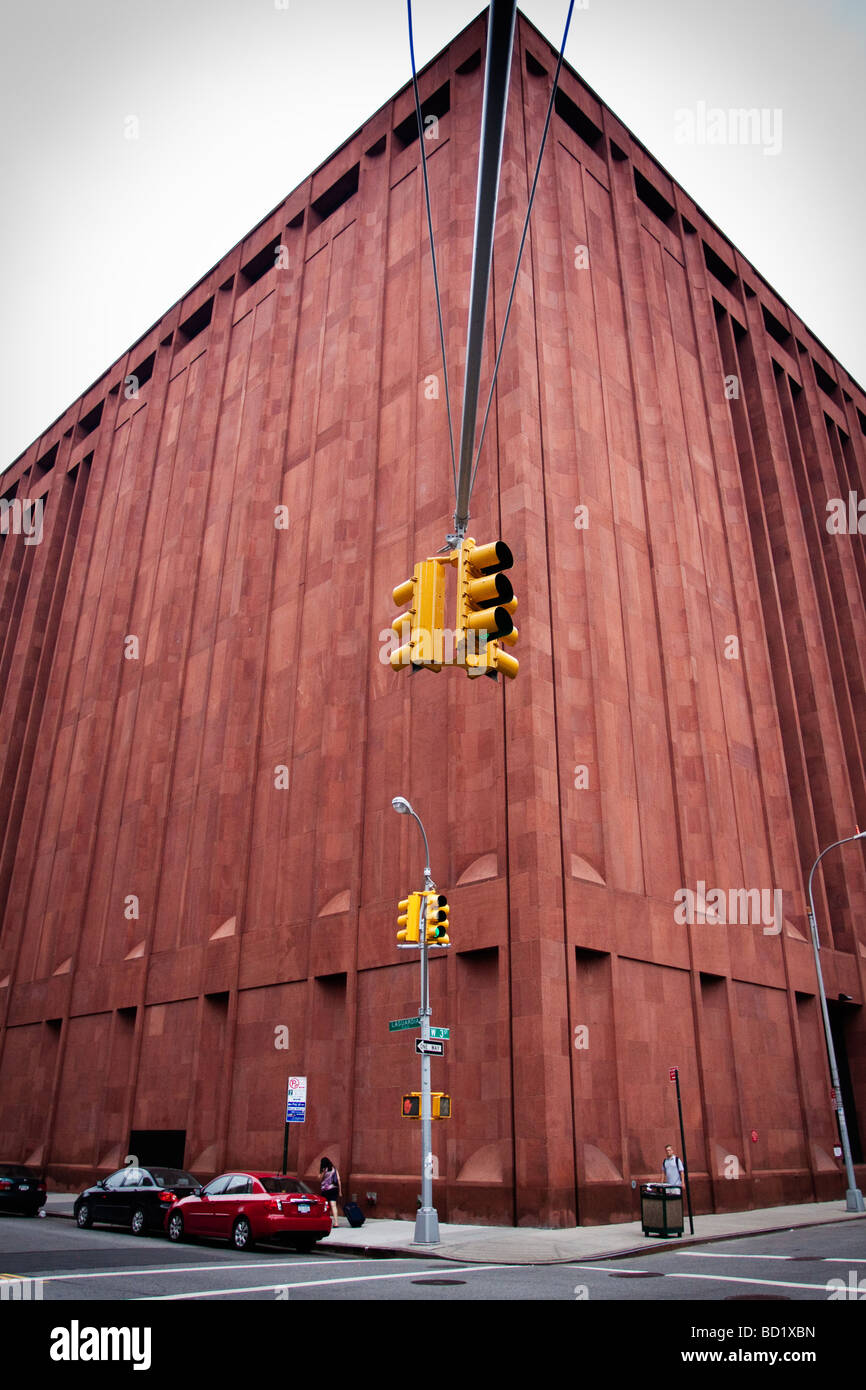 Traffic lights and red building New York City Stock Photo - Alamy