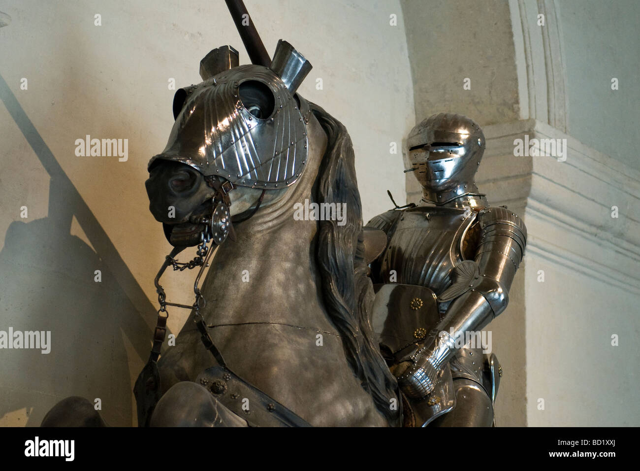 Knight horse armor hi-res stock photography and images - Alamy