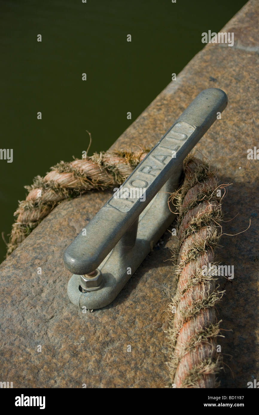 Cleat and rope Stock Photo - Alamy