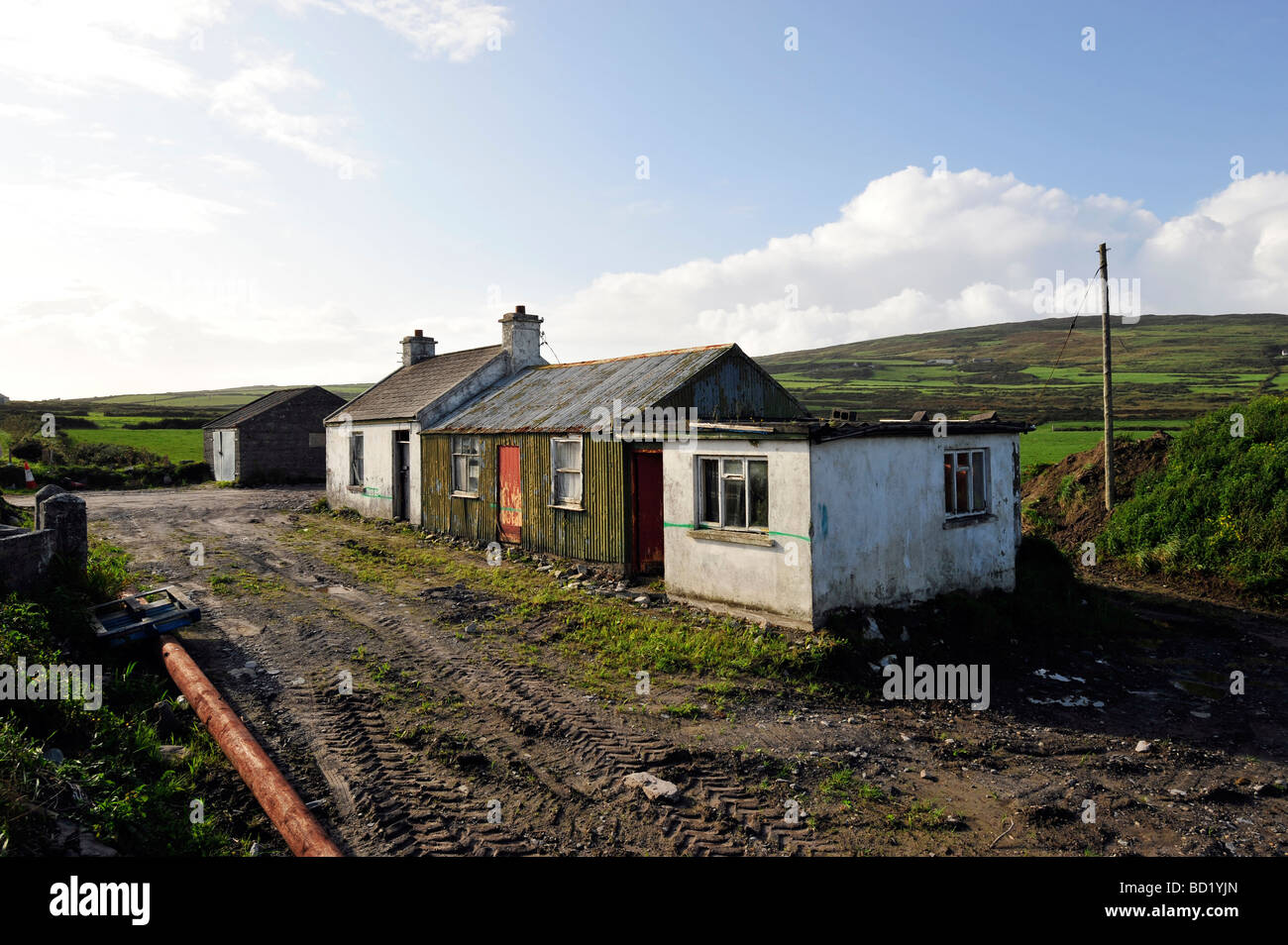 Old farm buildings ireland hi-res stock photography and images - Alamy