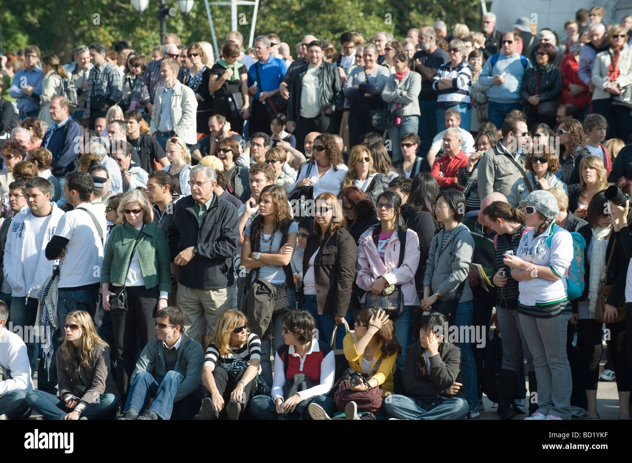 Crowd of Tourist waiting for Changing of the Guard, Buckingham Palace ...