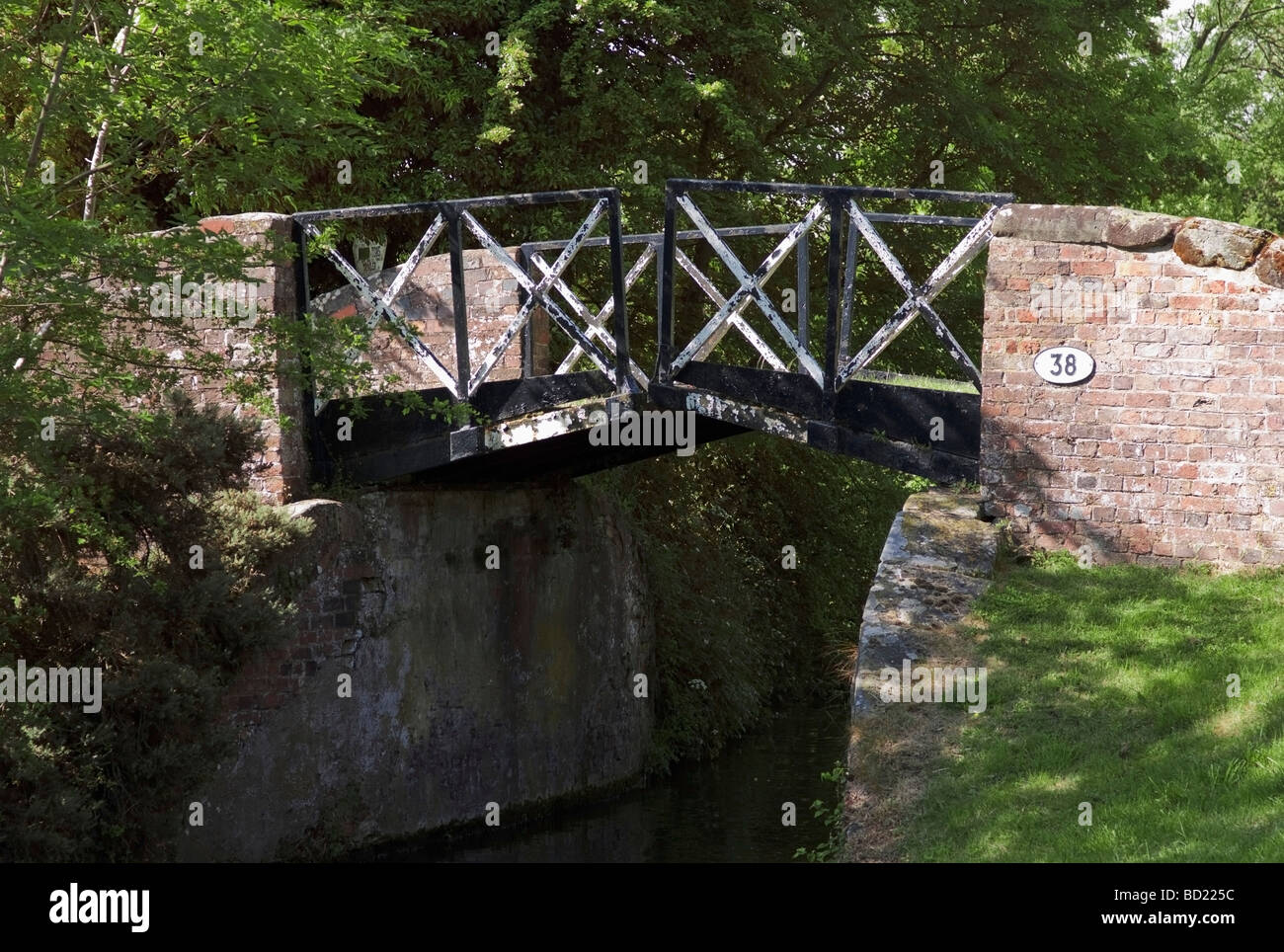 Brick foot bridge hi-res stock photography and images - Alamy