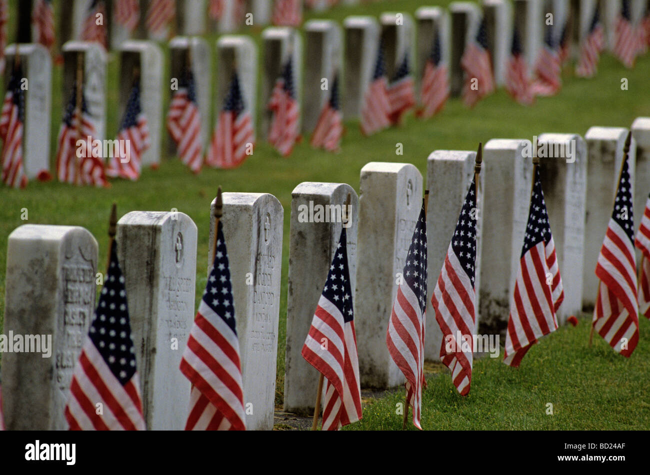 Grave stones with American flags Memorial Day services at Evergreen ...