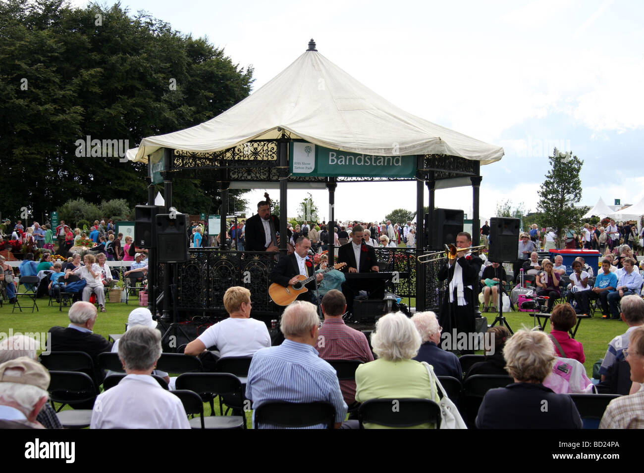 Crowd watching band hi-res stock photography and images - Alamy