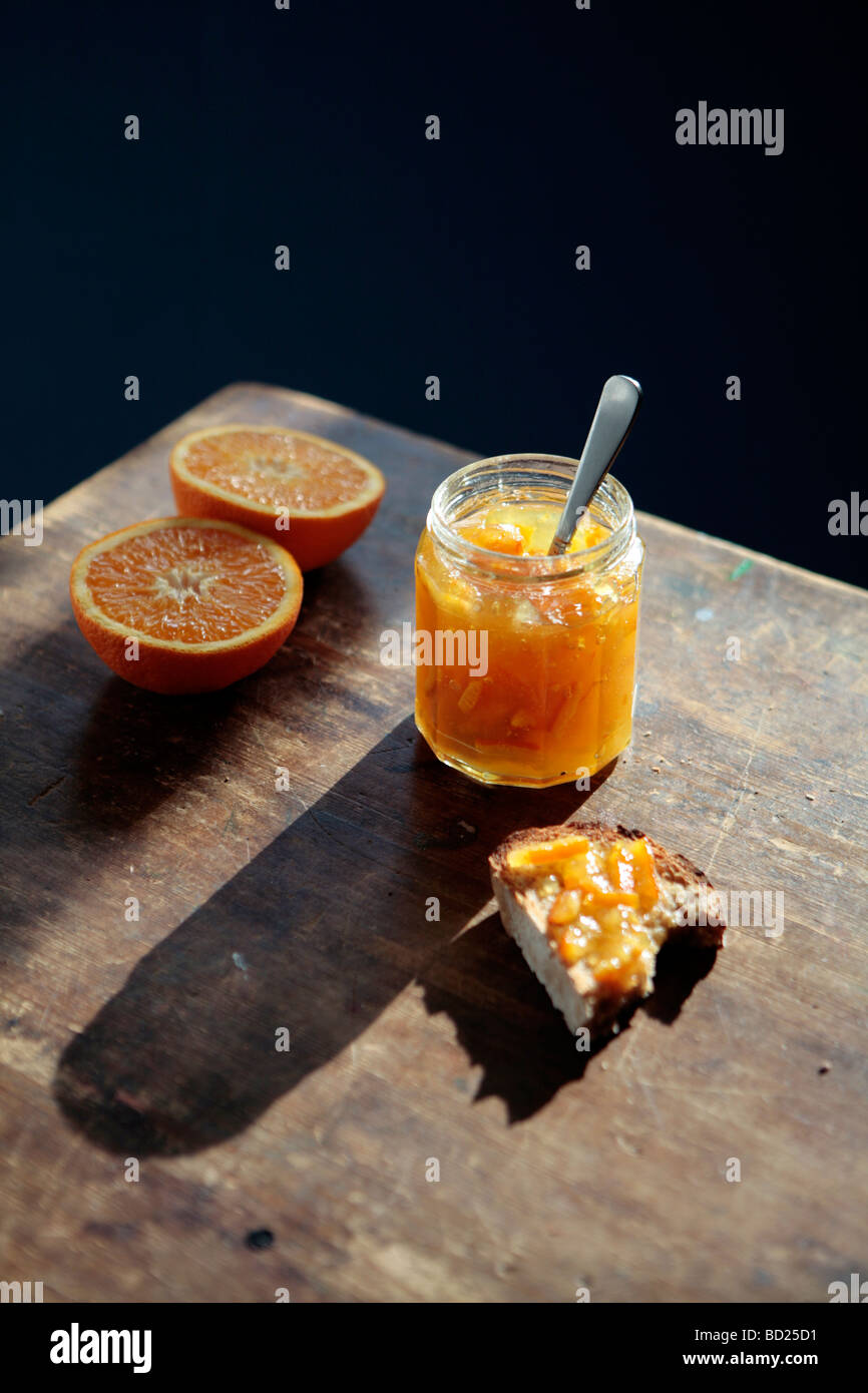 Jar of marmalade, oranges and marmalade on toast Stock Photo - Alamy
