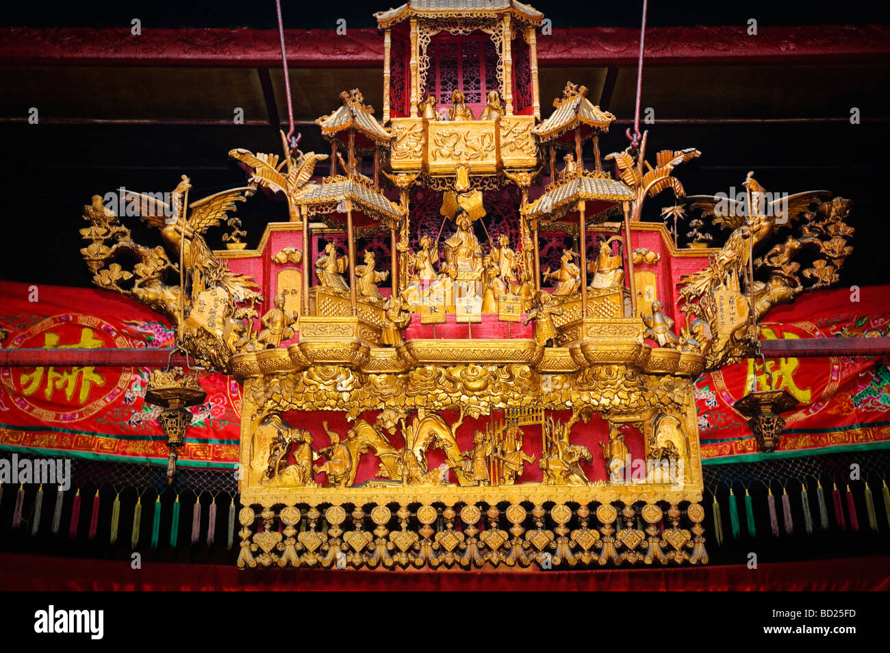 Golden decoration above the alter in a Chinese temple Stock Photo - Alamy