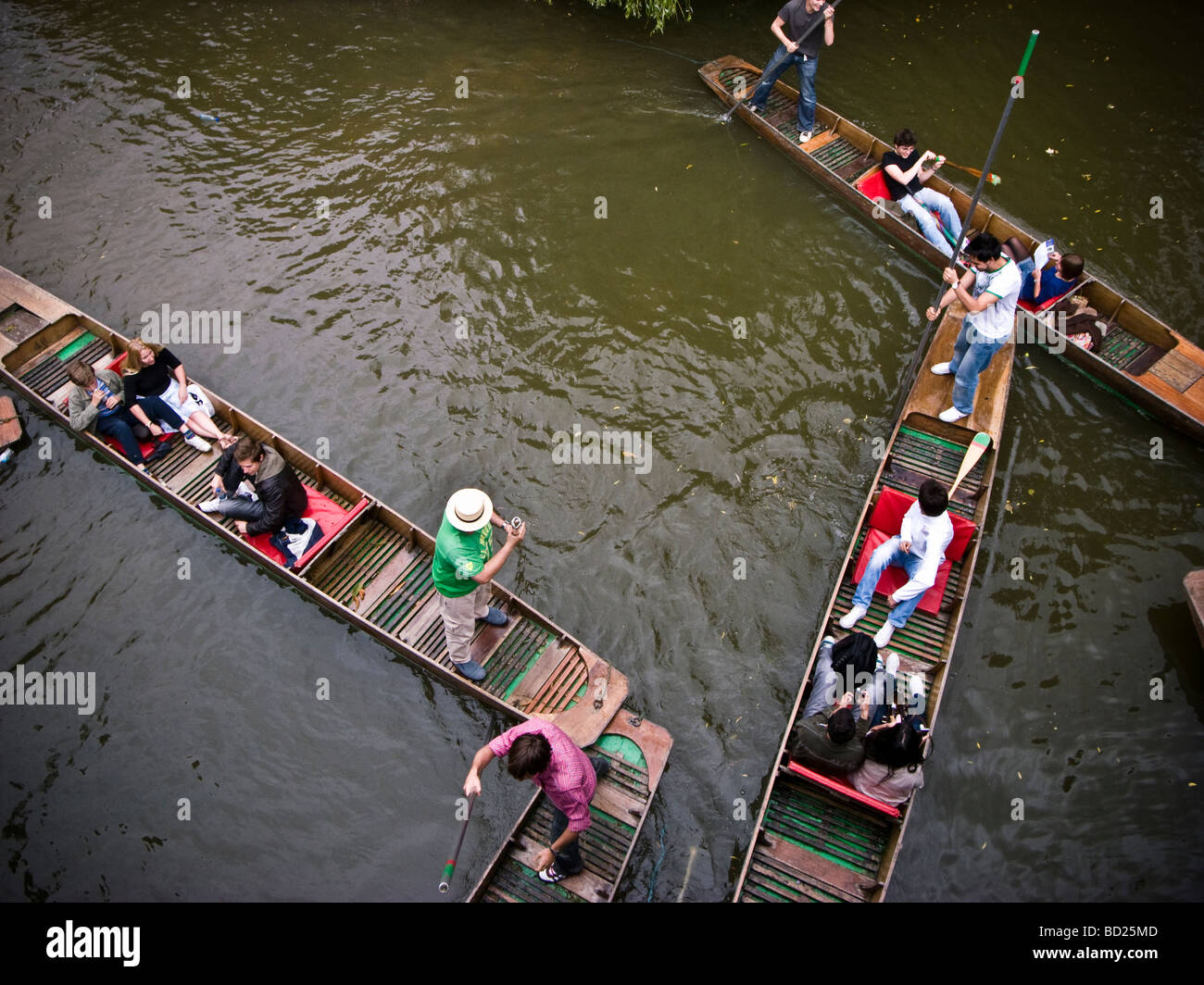 People punting on the river in Oxford Stock Photo - Alamy