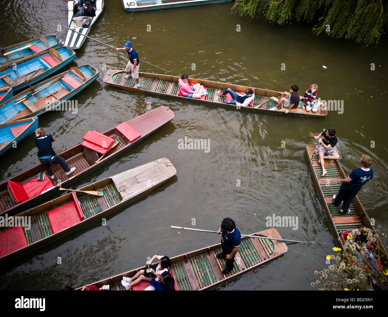 People punting on the river in Oxford Stock Photo - Alamy