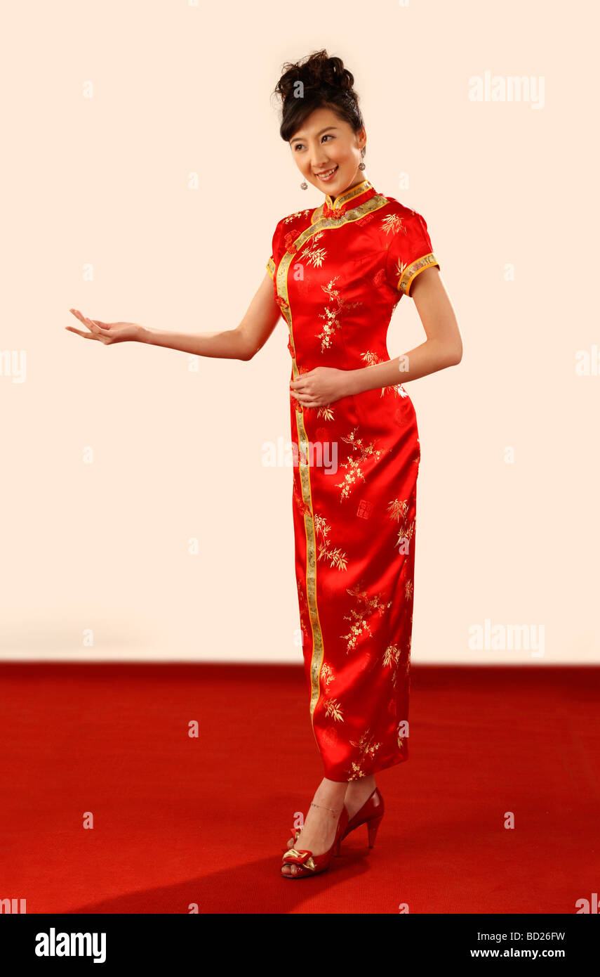 Woman dressing in chinese cheong-sam Stock Photo - Alamy