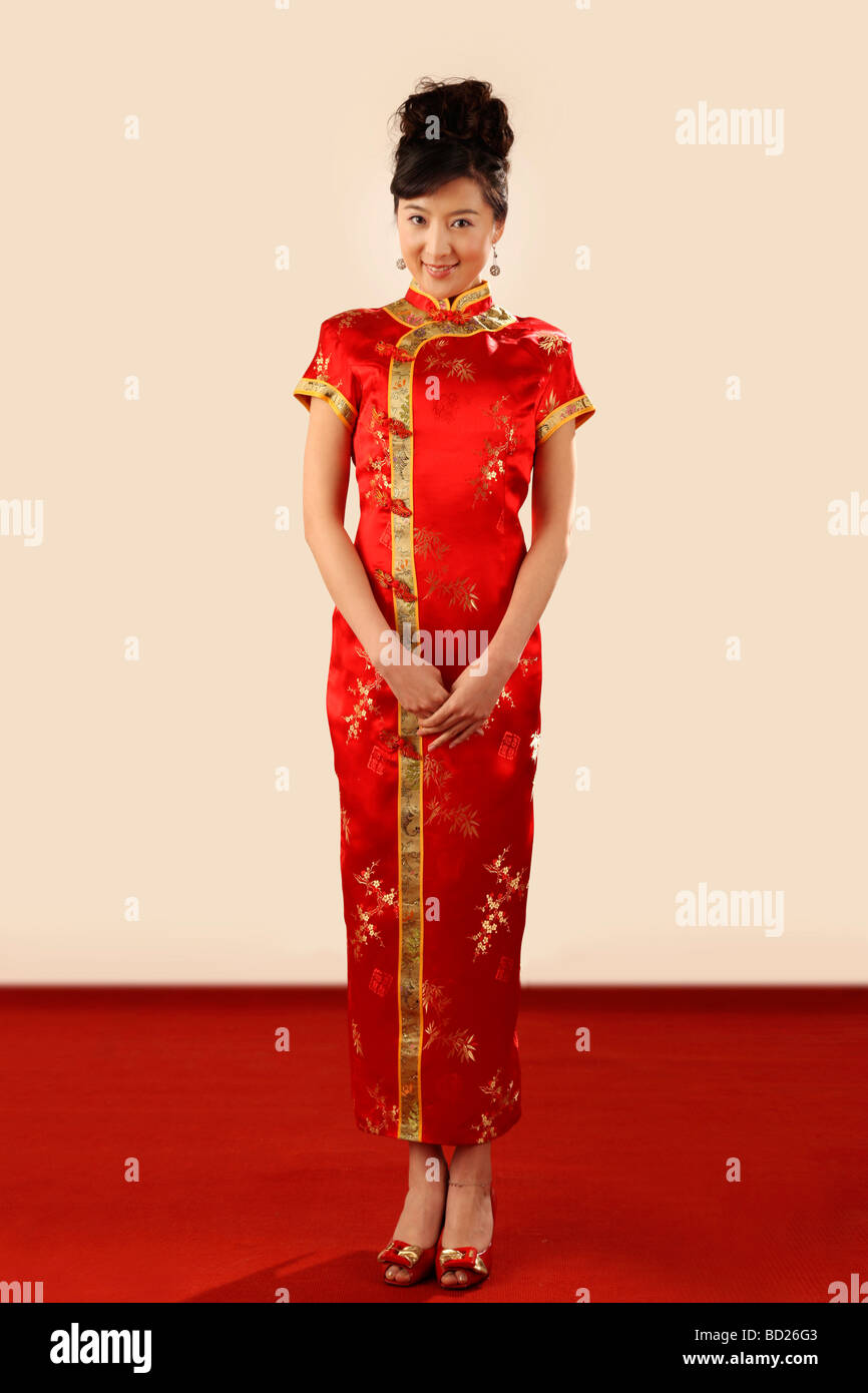Woman dressing in chinese cheong-sam Stock Photo - Alamy
