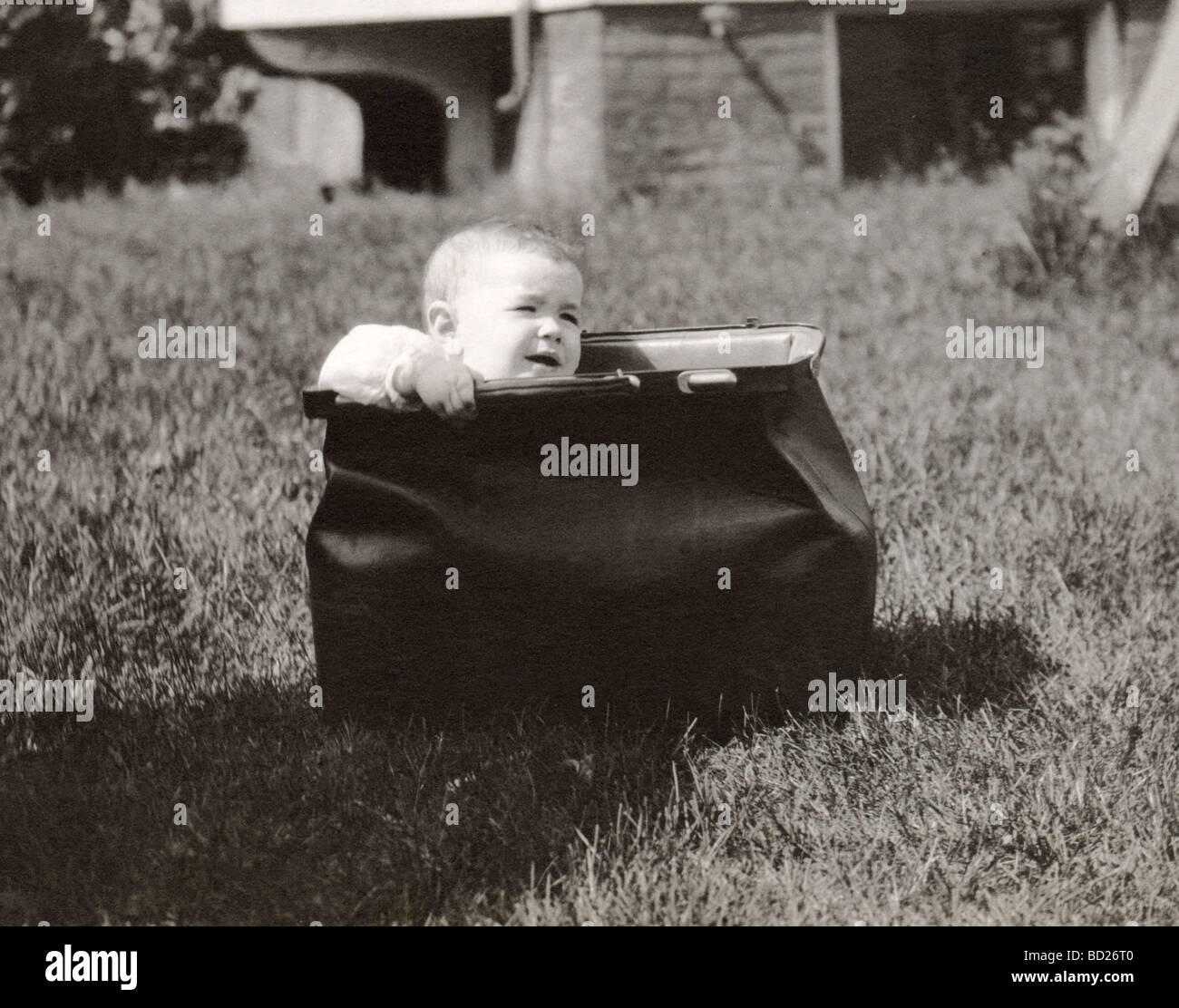 Abandoned baby hi-res stock photography and images - Alamy