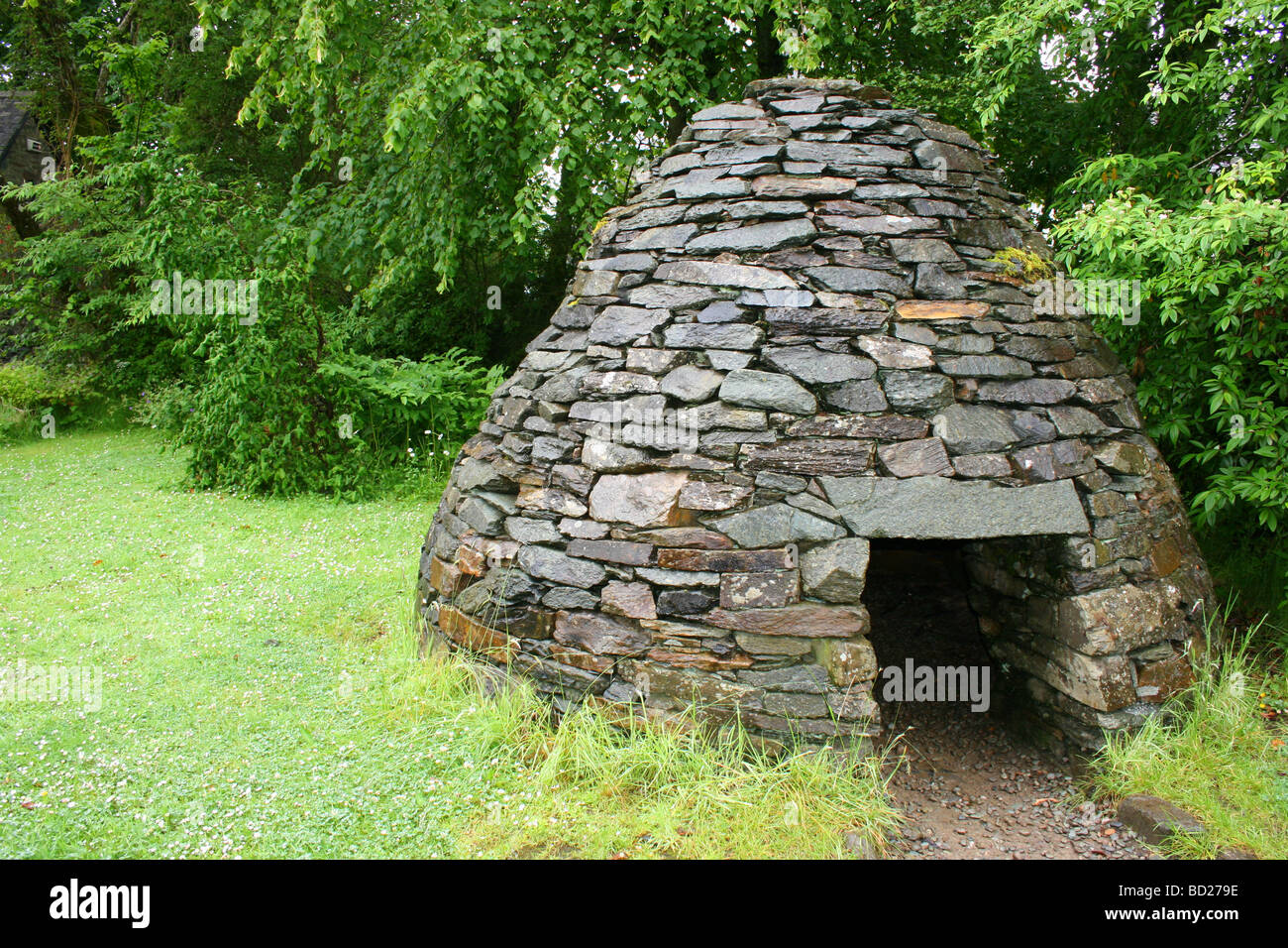 Ancient beehive stone hut hi-res stock photography and images - Alamy