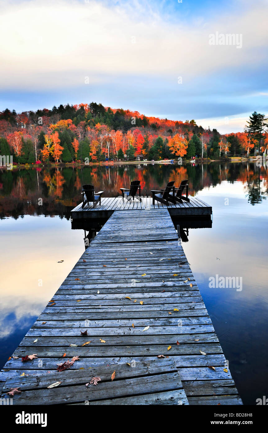 Cottage with dock hi-res stock photography and images - Alamy