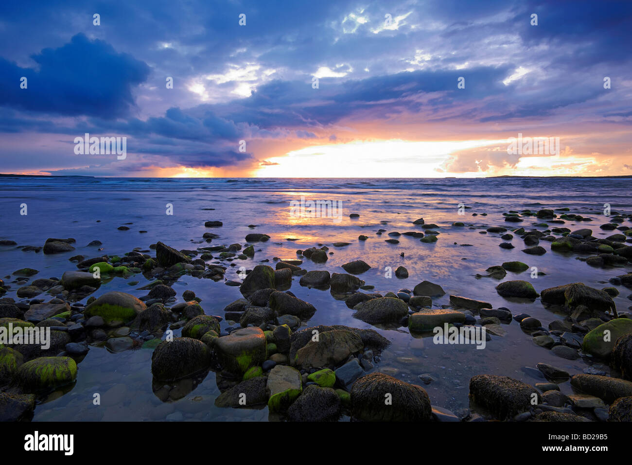 Sun sets over ocean water hi-res stock photography and images - Alamy