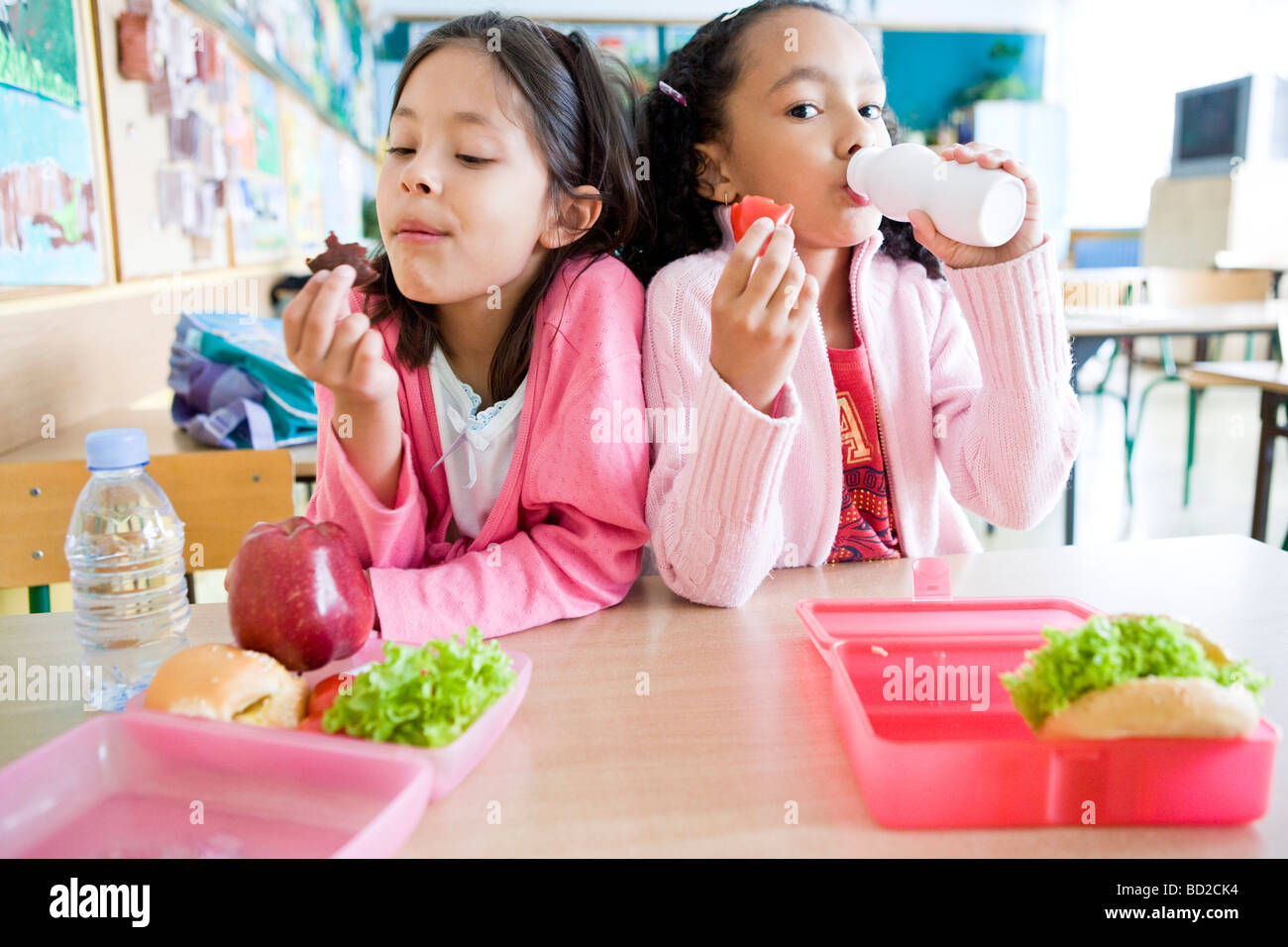 girls eating lunch at school Stock Photo - Alamy
