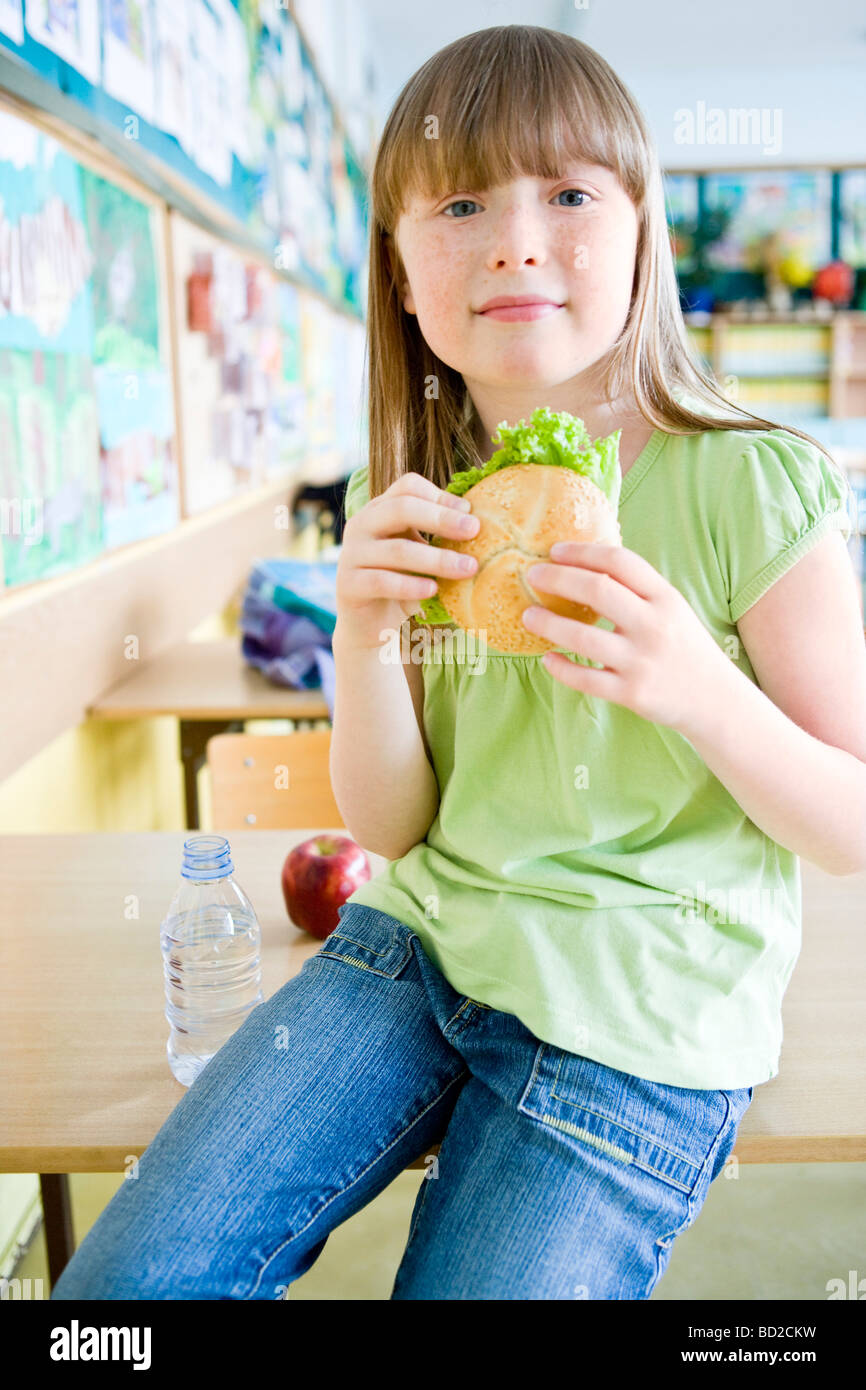 girl eating lunch at school Stock Photo - Alamy