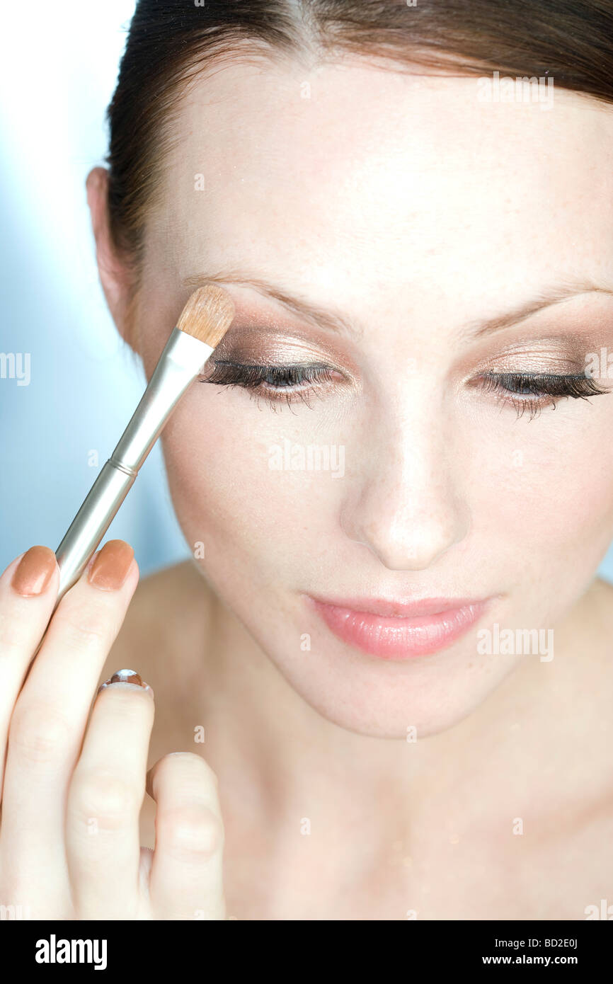 Woman applying eyeshadow Stock Photo - Alamy