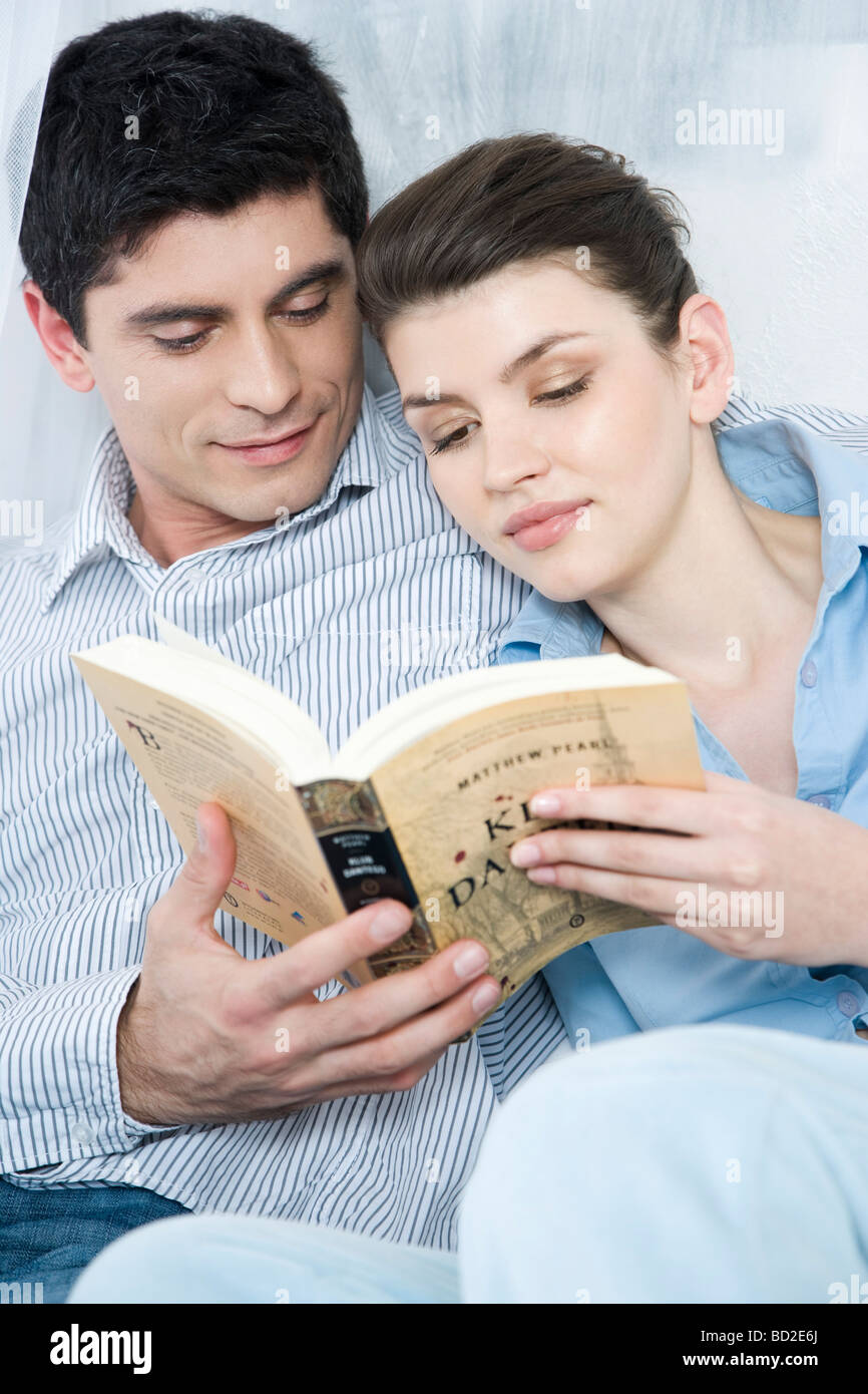 couple reading book together Stock Photo - Alamy