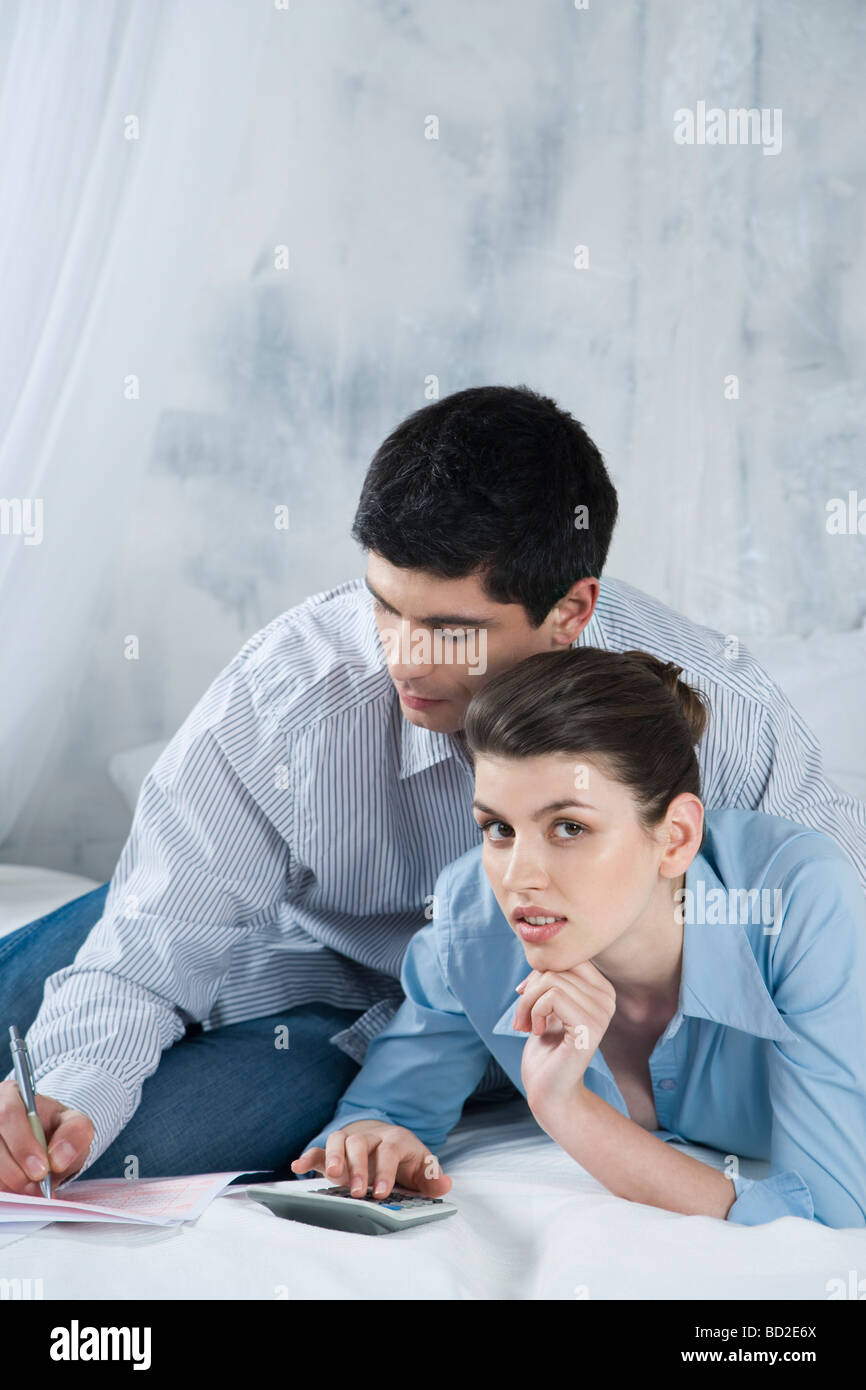 couple counting bills Stock Photo - Alamy