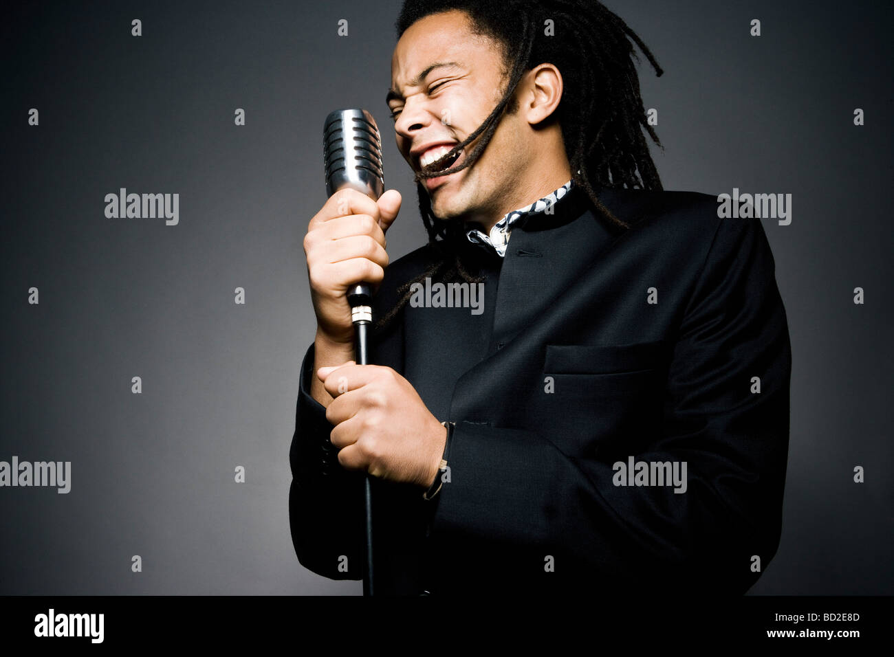 Man shouting mic hi-res stock photography and images - Alamy