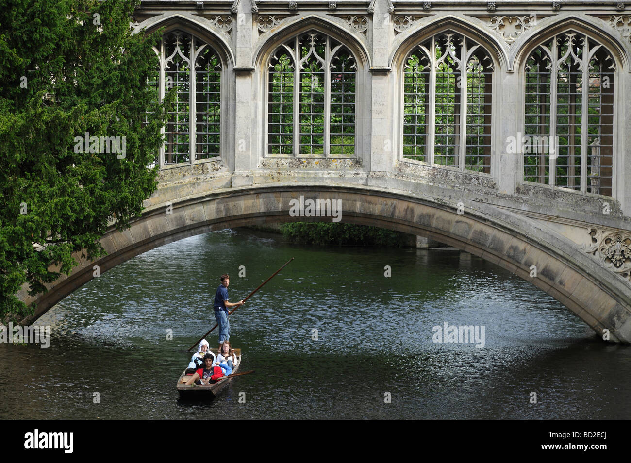 Punting under bridge sighs st hi-res stock photography and images - Alamy
