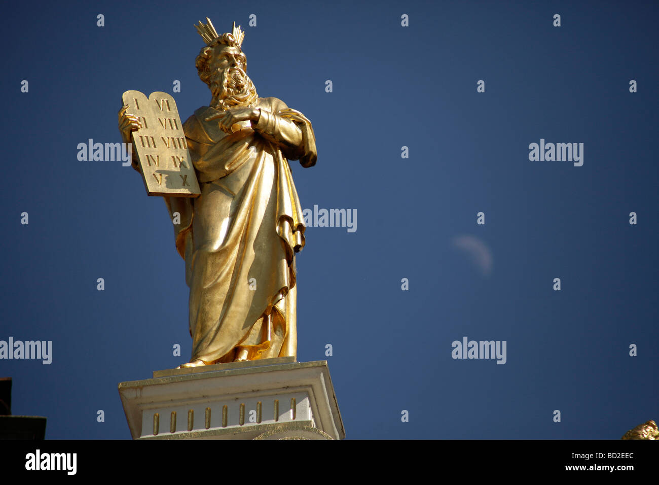 Belgium bruges roof statue hi-res stock photography and images - Alamy