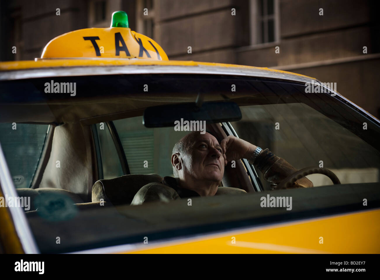 Taxi driver Waiting for fare in a taxi Stock Photo - Alamy