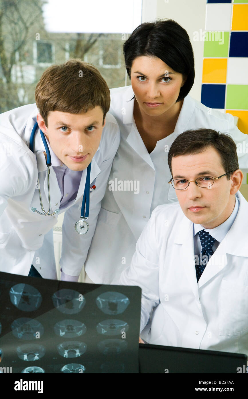 doctors looking at x-ray picture Stock Photo - Alamy