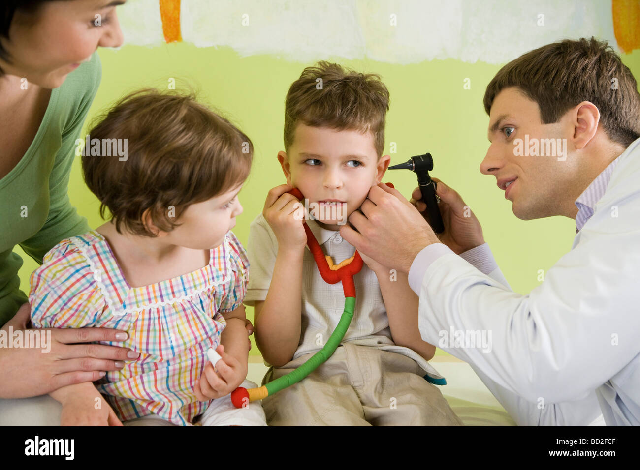 mother with children visiting doctor Stock Photo - Alamy