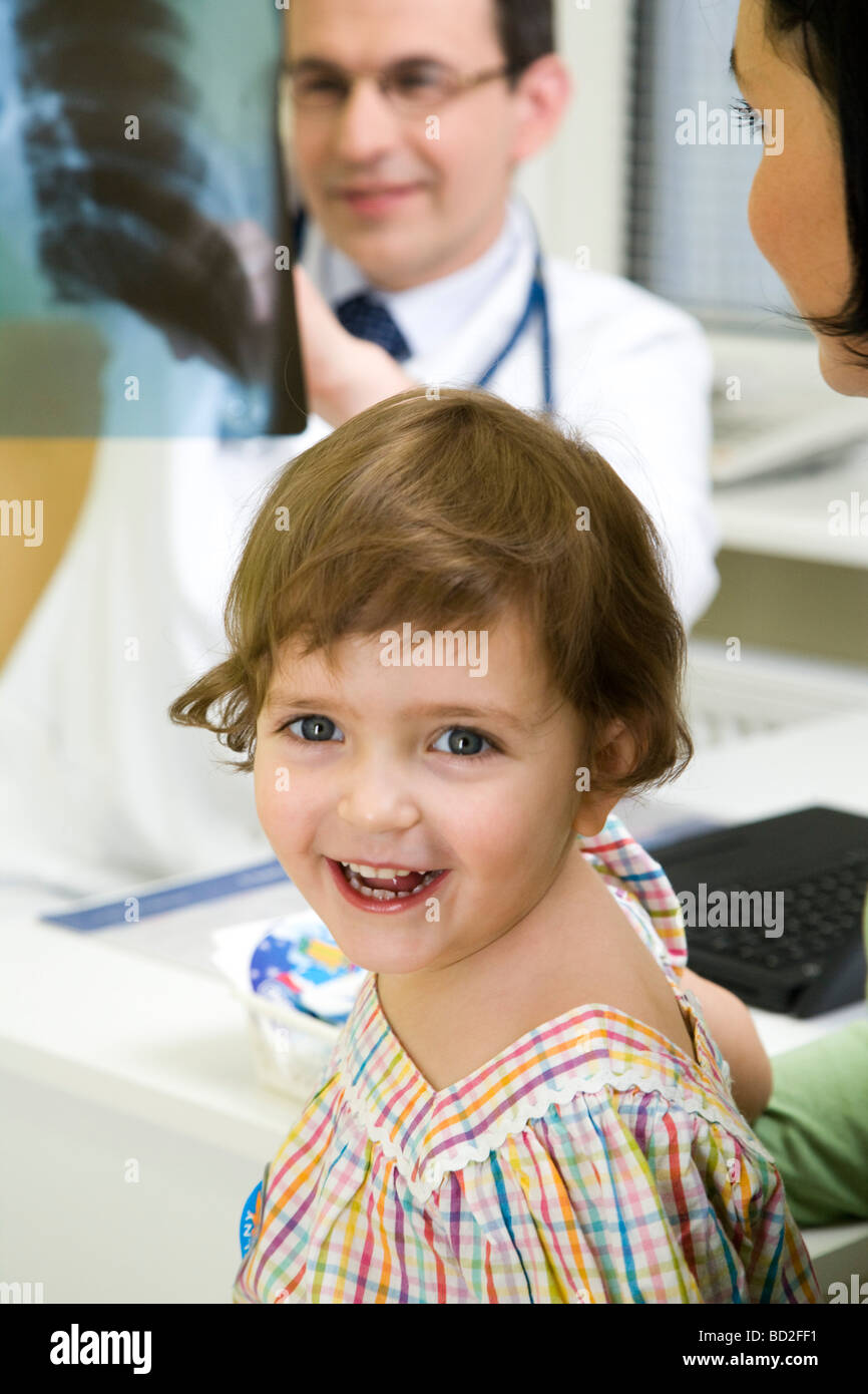 mum with daughter visiting doctor Stock Photo - Alamy