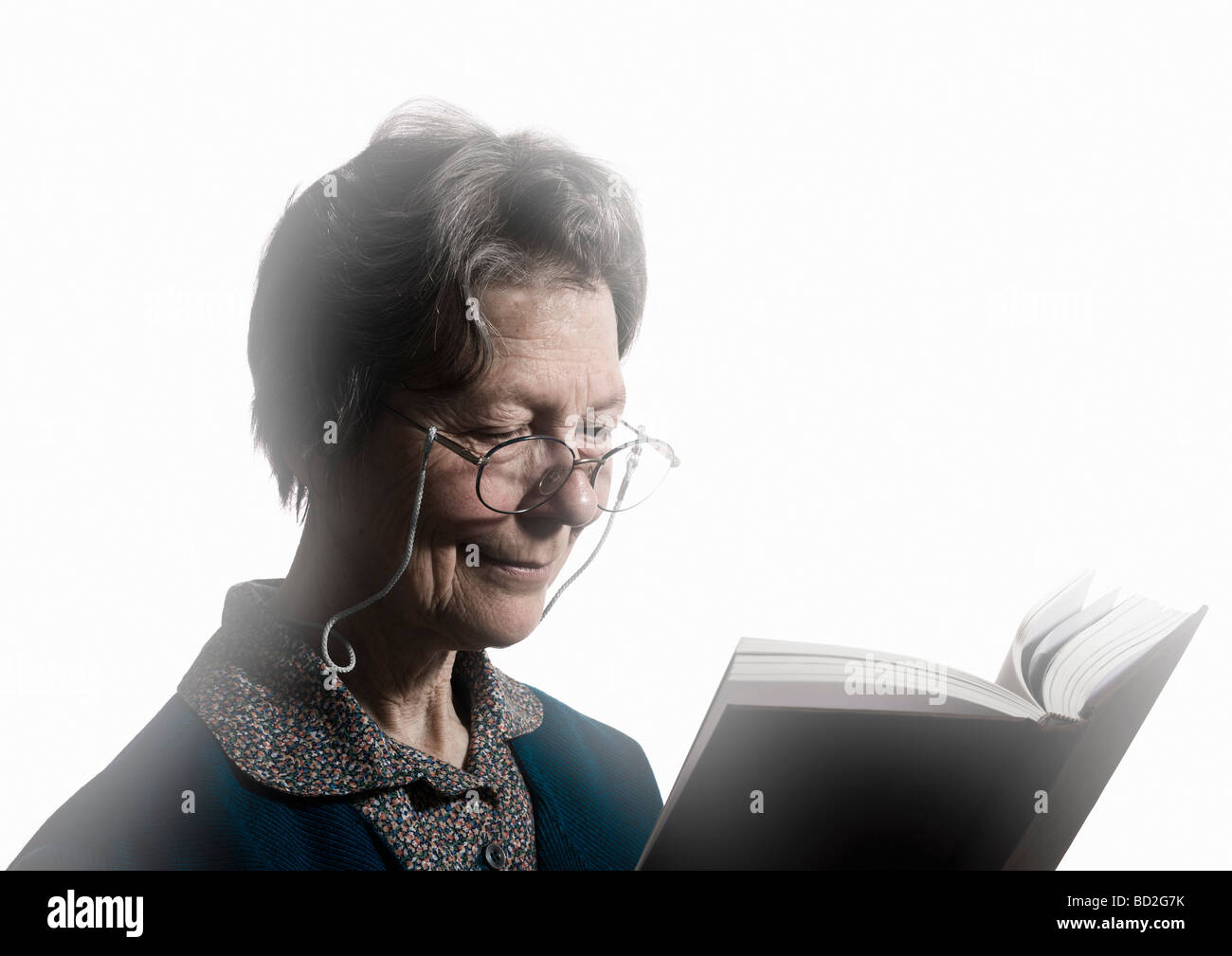 Senior reading book Stock Photo - Alamy