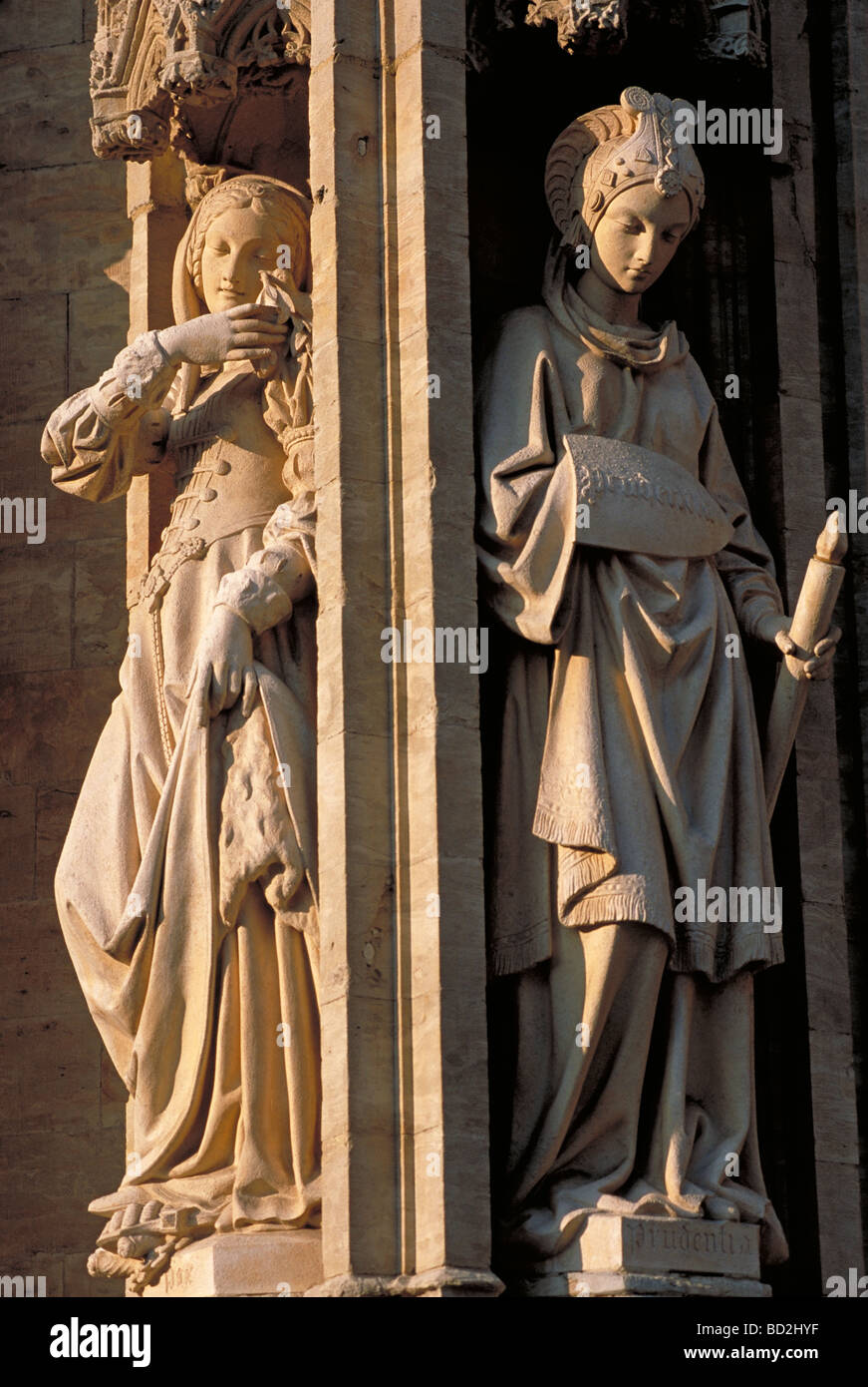 Brussels grand place statues hi-res stock photography and images - Alamy