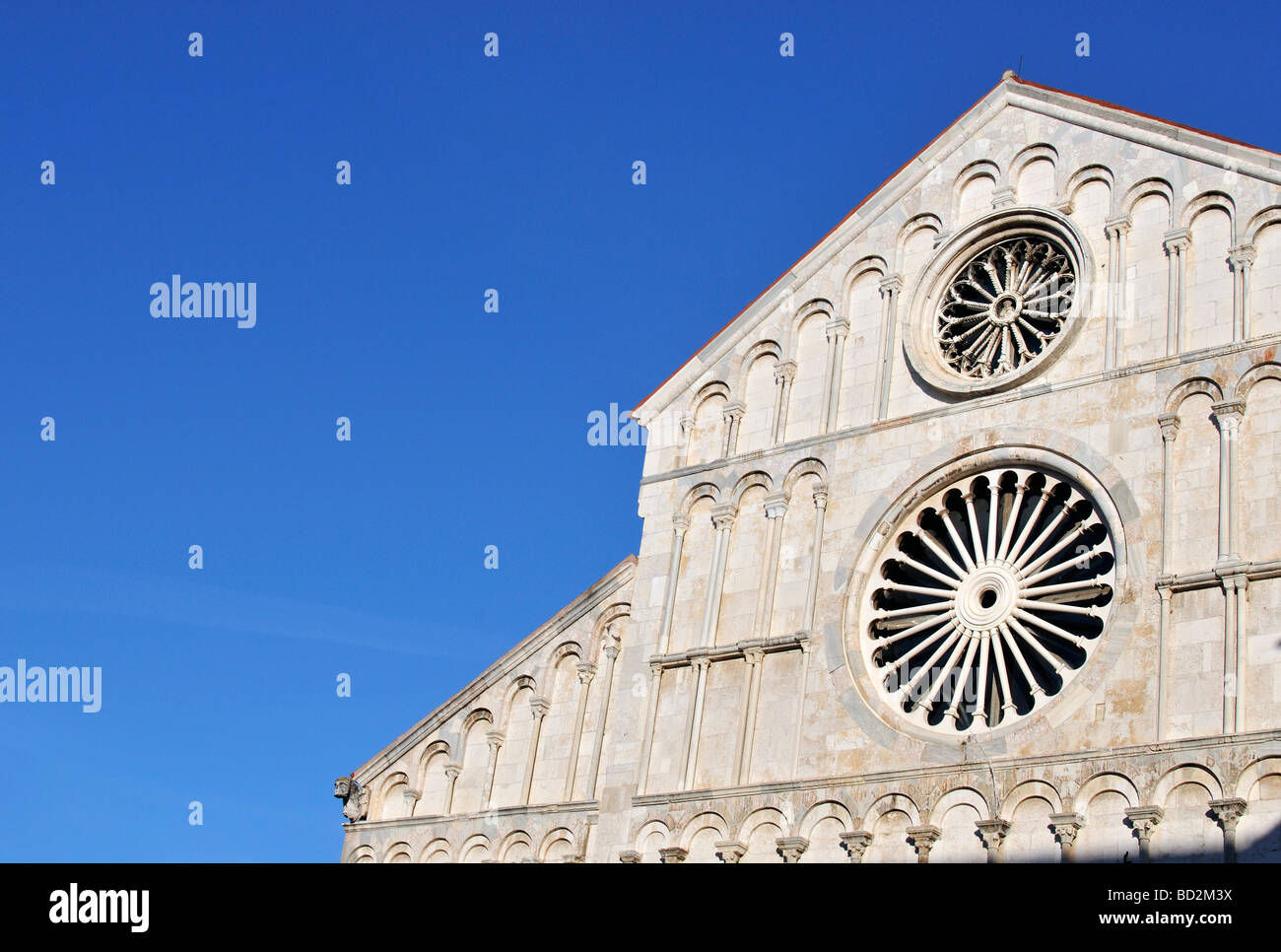 Romanesque rose window hi-res stock photography and images - Alamy