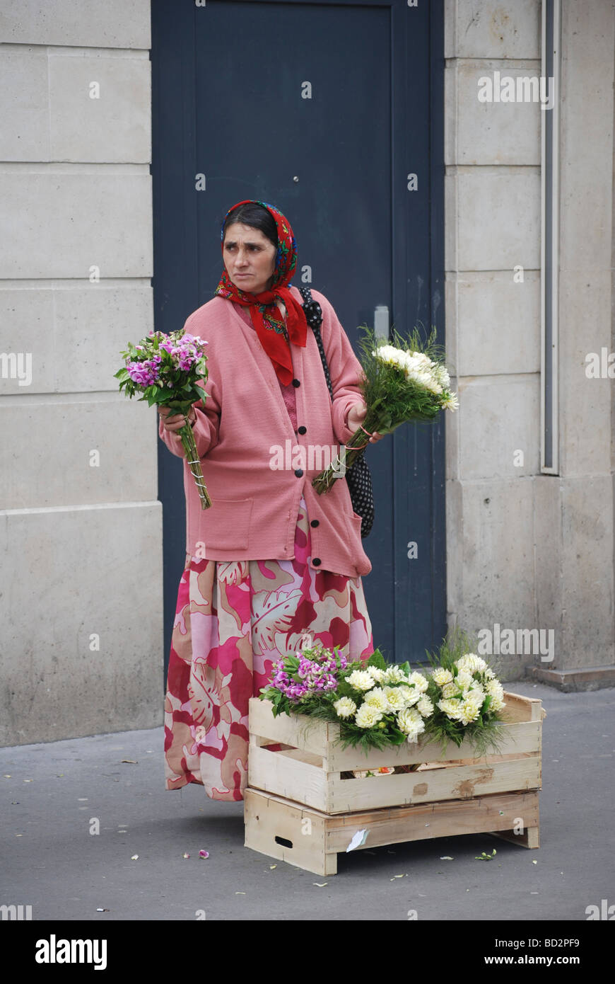 France Paris Woman selling flowers Stock Photo - Alamy