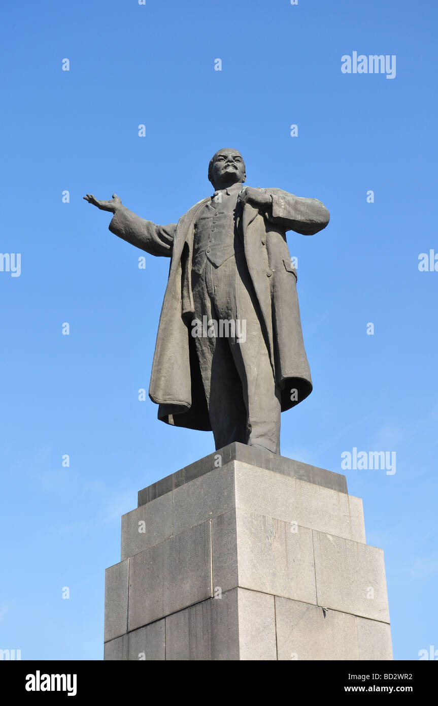 Statue of Lenin in Yekaterinburg over big blue sky Stock Photo - Alamy