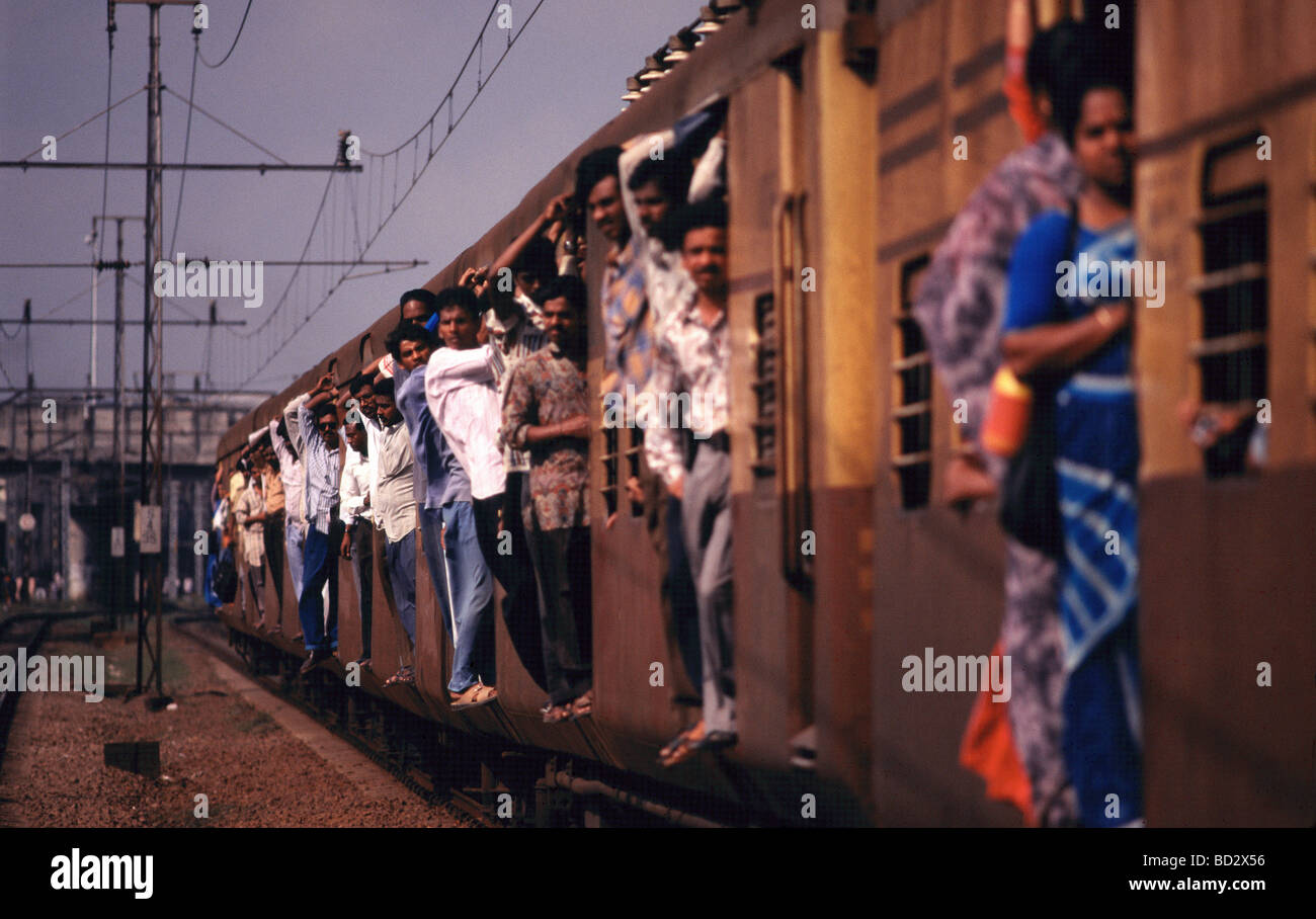 Crowded train india hi-res stock photography and images - Alamy