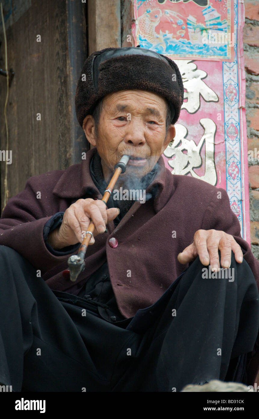 Old man smoking pipe hi-res stock photography and images - Alamy