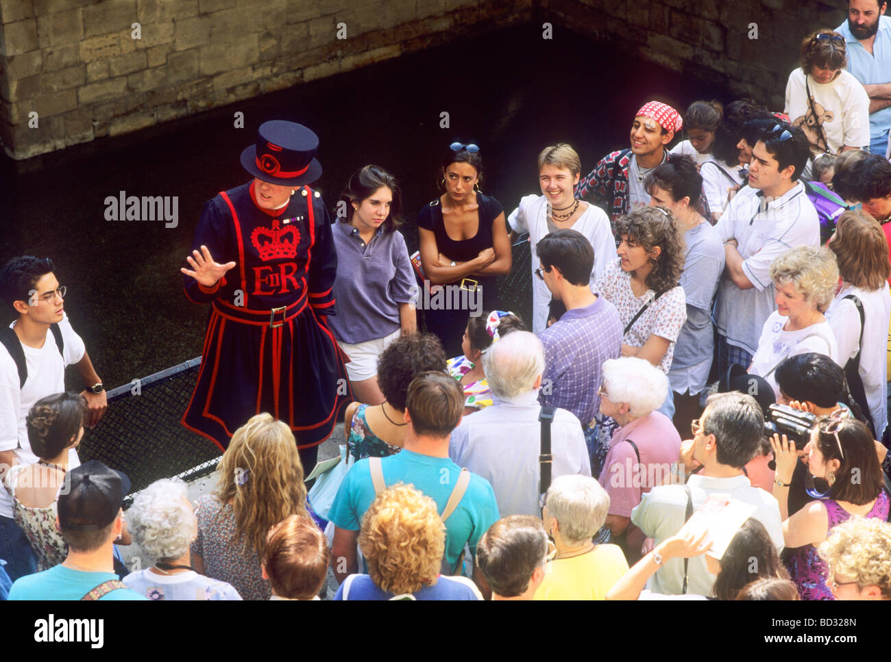 Beefeater and tourists, Tower of London guided tour guide uniform ...