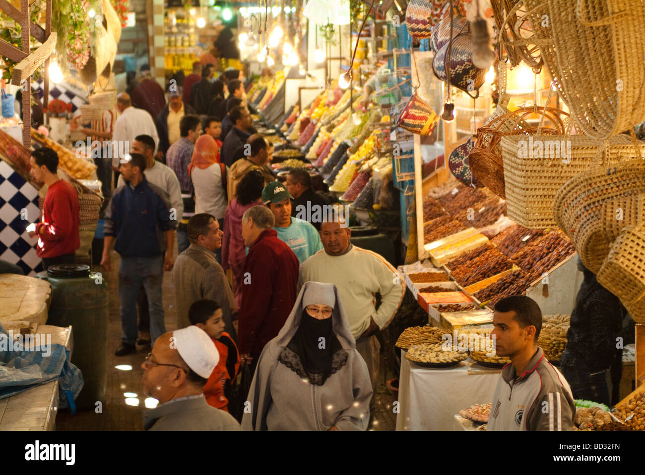 Africa busy market people hi-res stock photography and images - Alamy