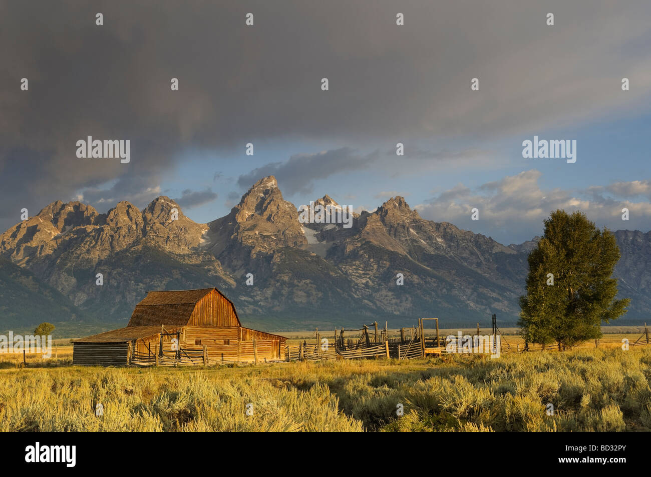 Historic Barn on Mormon Row and Teton Mountain Range Grand Teton ...