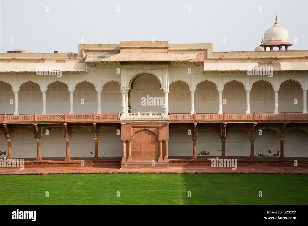 Colonnade of arches and columns around Macchi Bhawan in Agra Red Fort ...