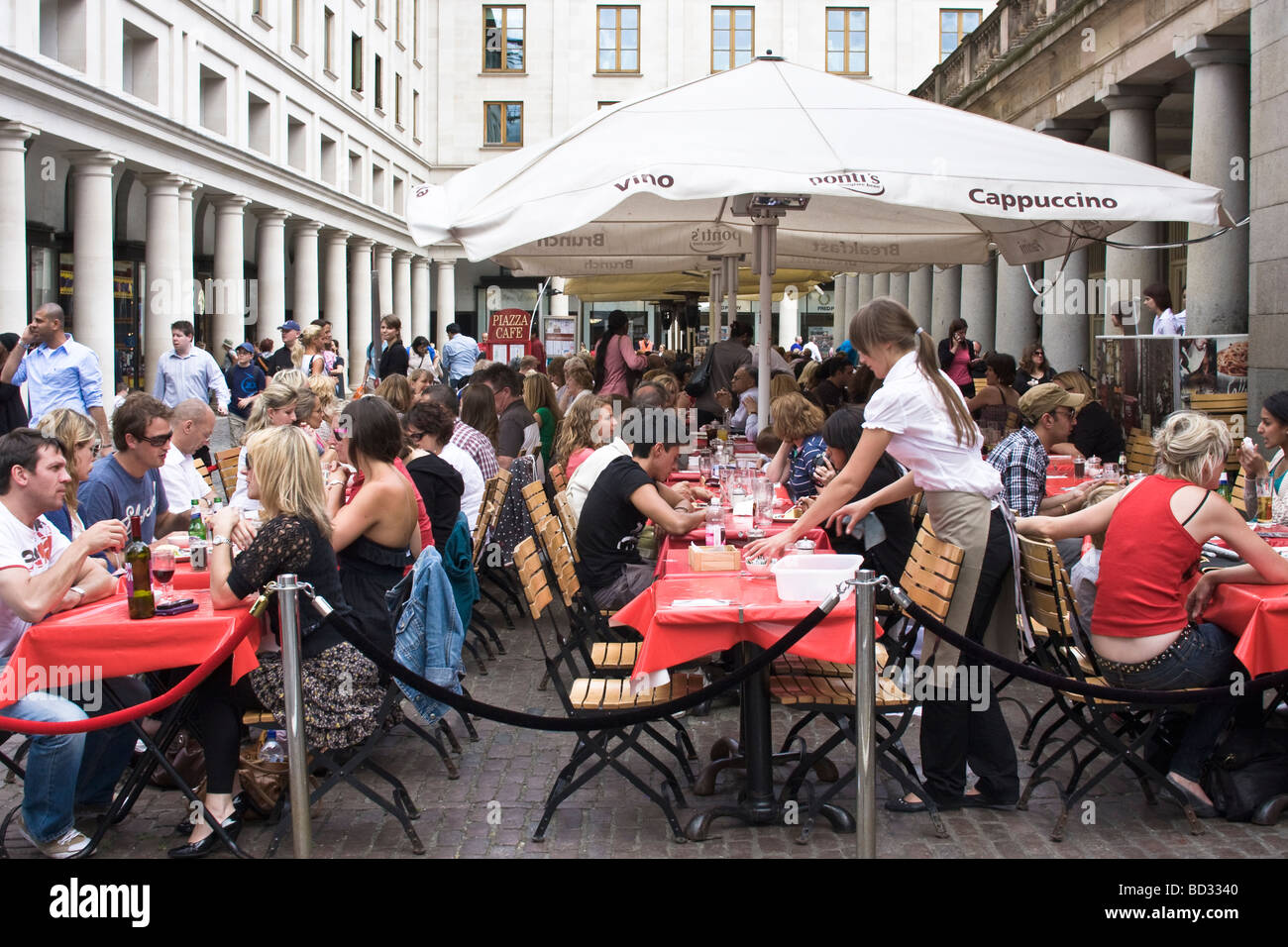 Busy tourist restaurant café hi-res stock photography and images - Alamy