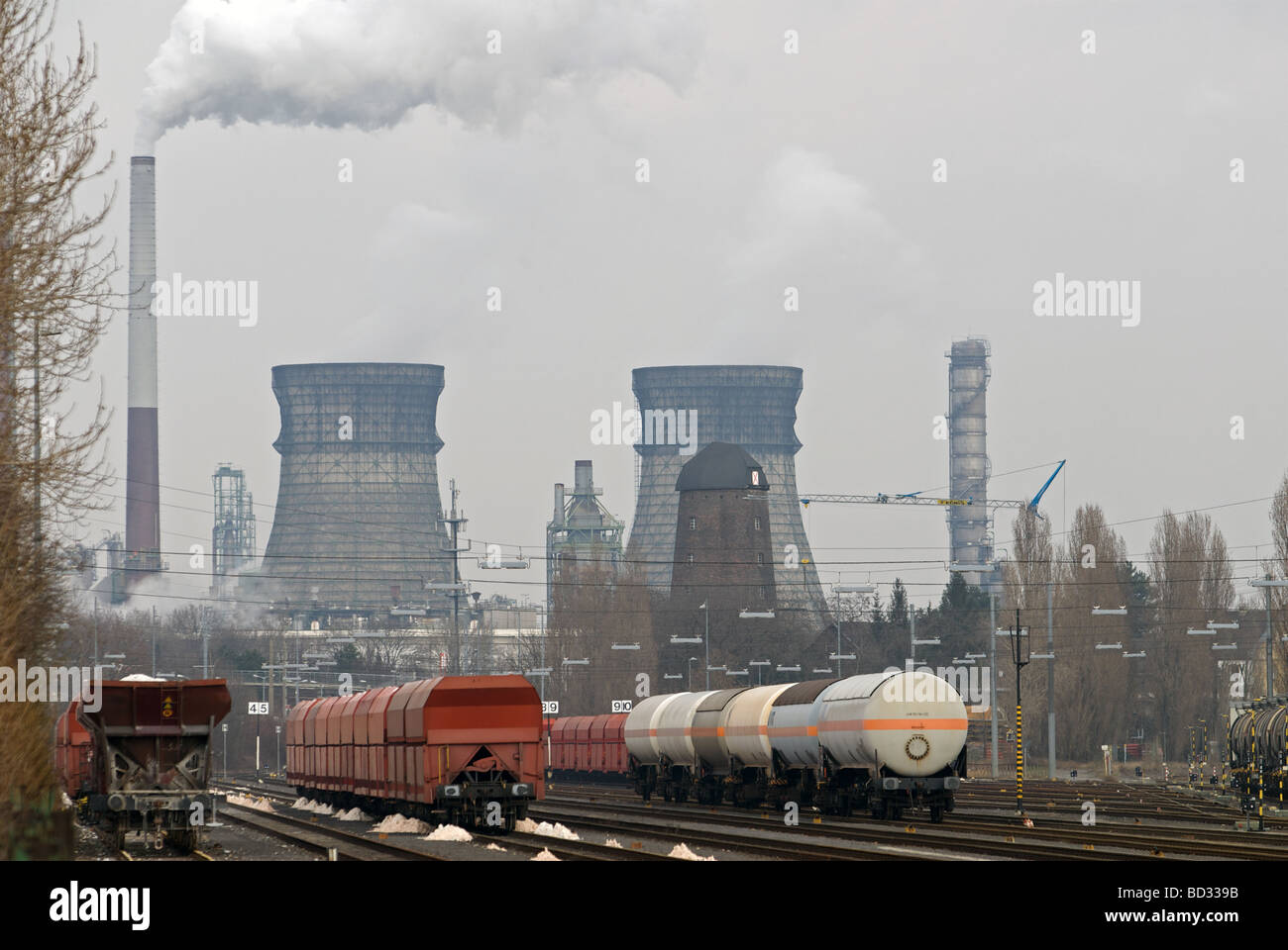 Shell rhineland oil refinery cologne hi-res stock photography and ...