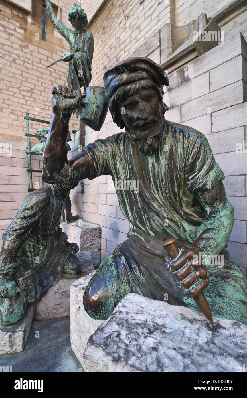 Statue outside cathedral hi-res stock photography and images - Alamy