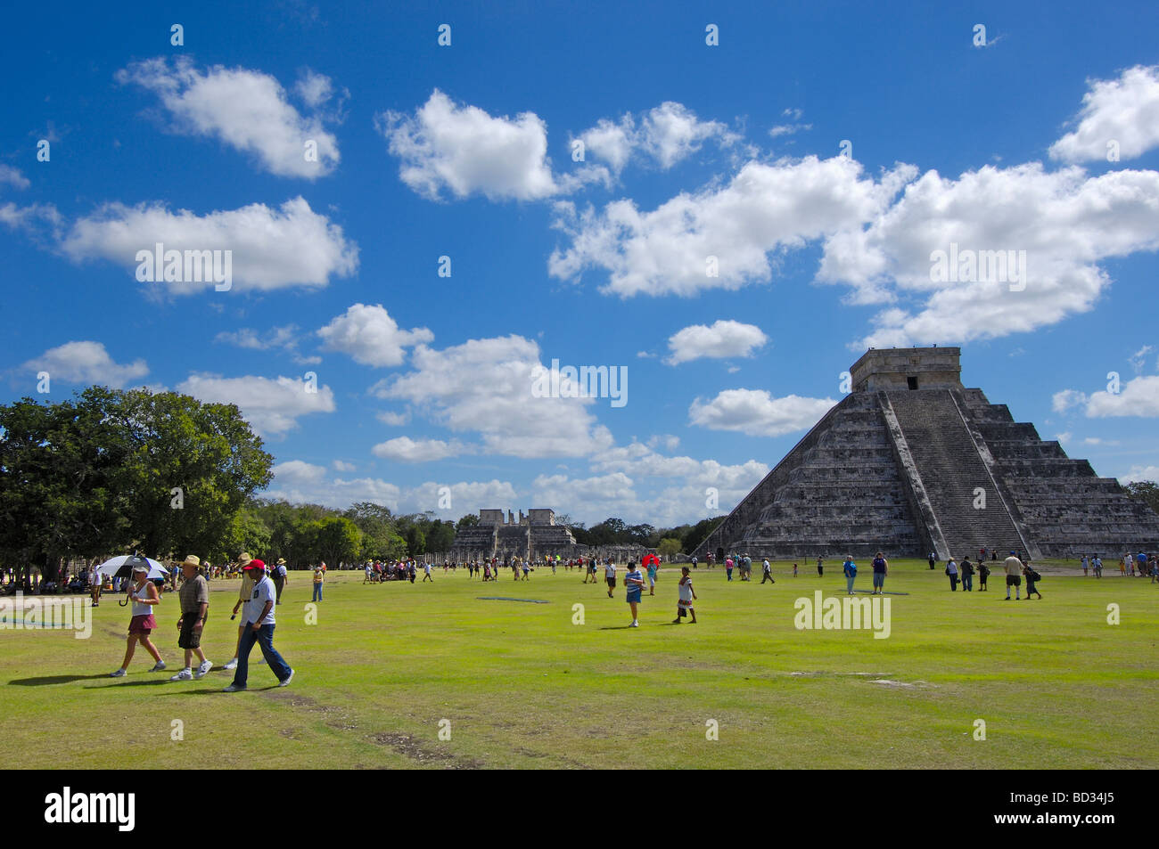 Pyramid of Kukulkan The Castle Mayan ruins of Chichen Itza Mayan ...