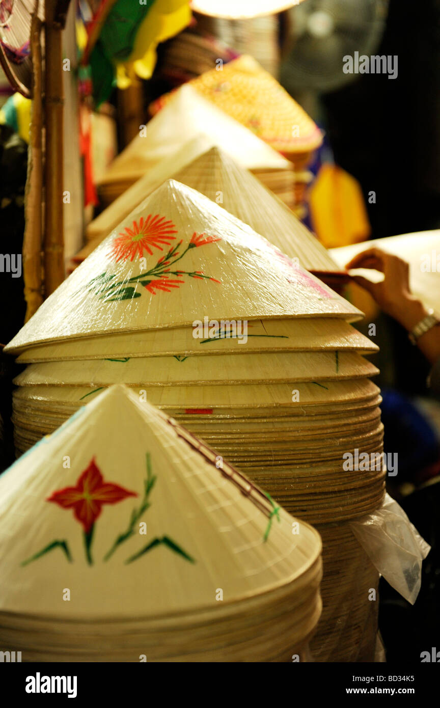 Traditional vietnamese cone hat sell in Dong Xuan market, old quarter ...