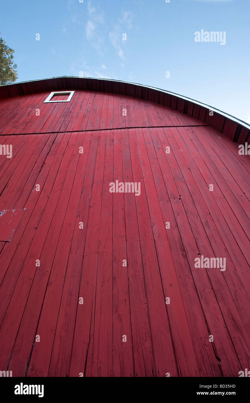 Red barn in rural hi-res stock photography and images - Alamy